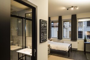 Estúdio luxo | Escrivaninha, quartos à prova de som, ferros/tábuas de passar roupa