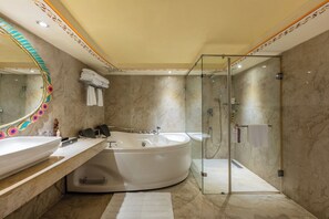 Quarto, 1 quarto | Banheiro | Banheira e chuveiro separados, produtos de toalete grátis