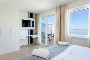 Quarto quádruplo, sacada, vista para o mar | Cortinas blackout, ferros/tábuas de passar roupa, Wi-Fi de cortesia