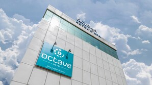 Hotel Octave, com fachada de vidro moderna e placa do restaurante 'FAASO'S' abaixo.