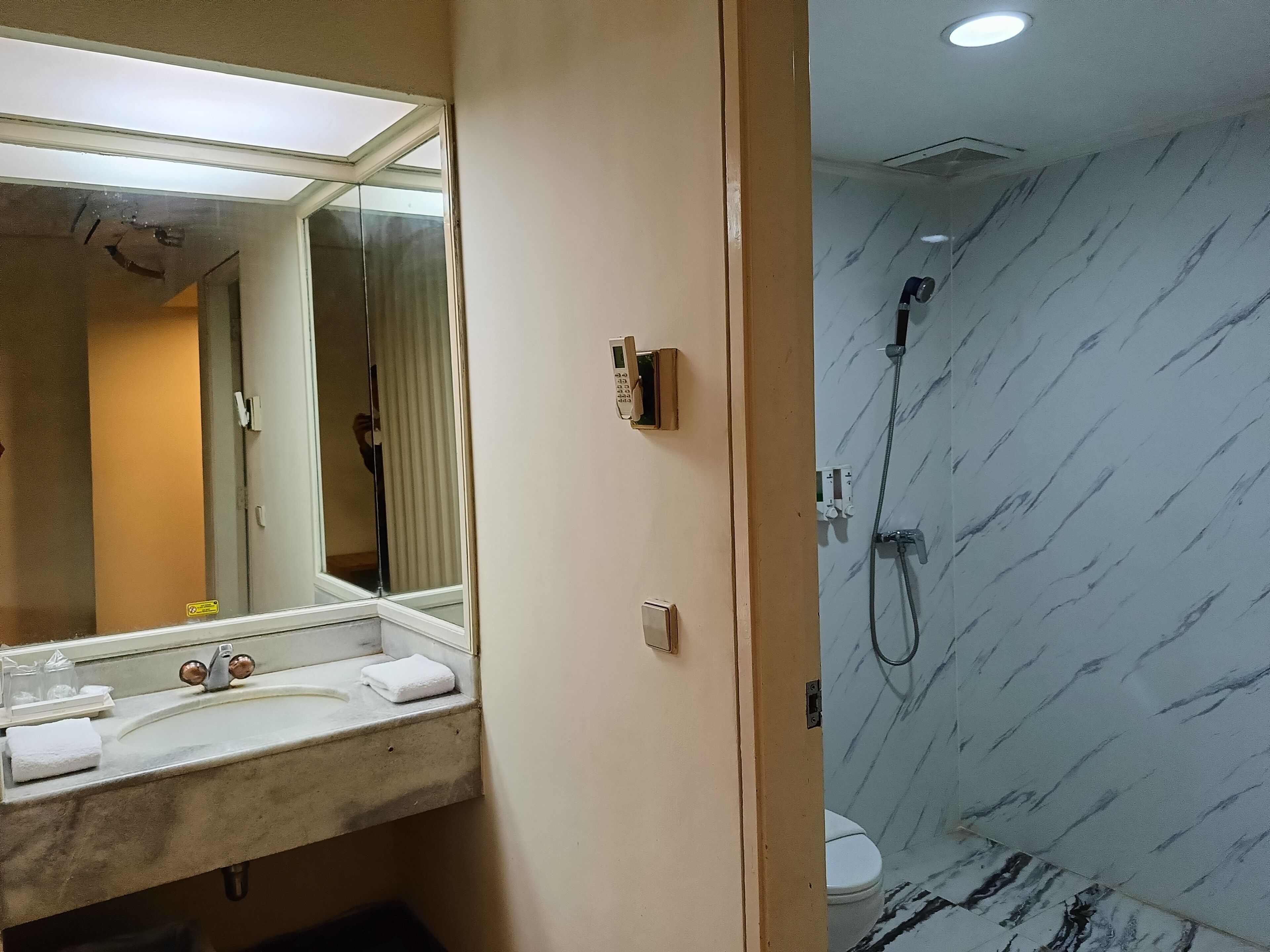 Quarto luxo | Banheiro | Chuveiro, produtos de toalete grátis, chinelos, toalhas de banho