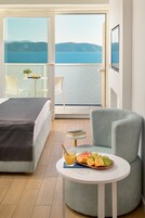 Standard Room Sea View | Cofre no quarto, secretária, cortinas/cortinados opacos 