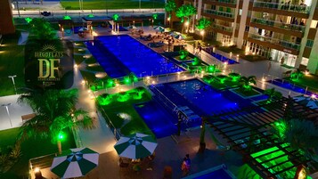 Fachada da propriedade à noite