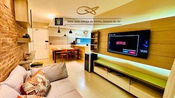 Apartamento exclusivo | Área de estar | TV de tela plana 32 polegadas com canais digitais, smart TV, Netflix