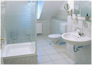 Quarto Individual Standard, 1 cama individual | Casa de banho | Um polibã, um secador de cabelo (mediante pedido) 