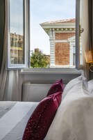 Minibar, cofre no quarto, Wi-fi grátis, roupa de cama fornecida 