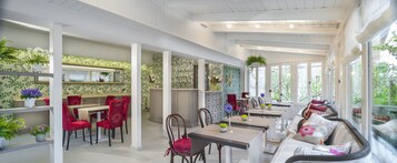 Pequeno-almoço tipo buffet diário mediante uma taxa