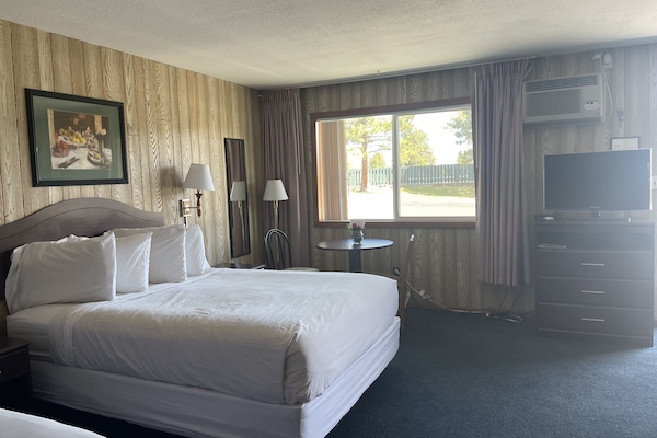 Quarto Deluxe, 2 camas queen-size | Ferro/tábua de engomar, Wi-fi grátis, roupa de cama fornecida