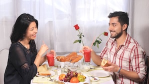 Uma mesa de jantar com pão, frutas e bebidas.