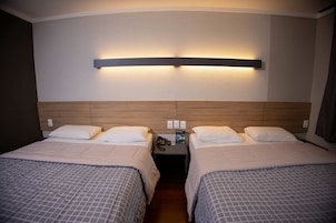 Quarto duplo standard, 2 camas de casal | Frigobar, cofres nos quartos, escrivaninha, cortinas blackout