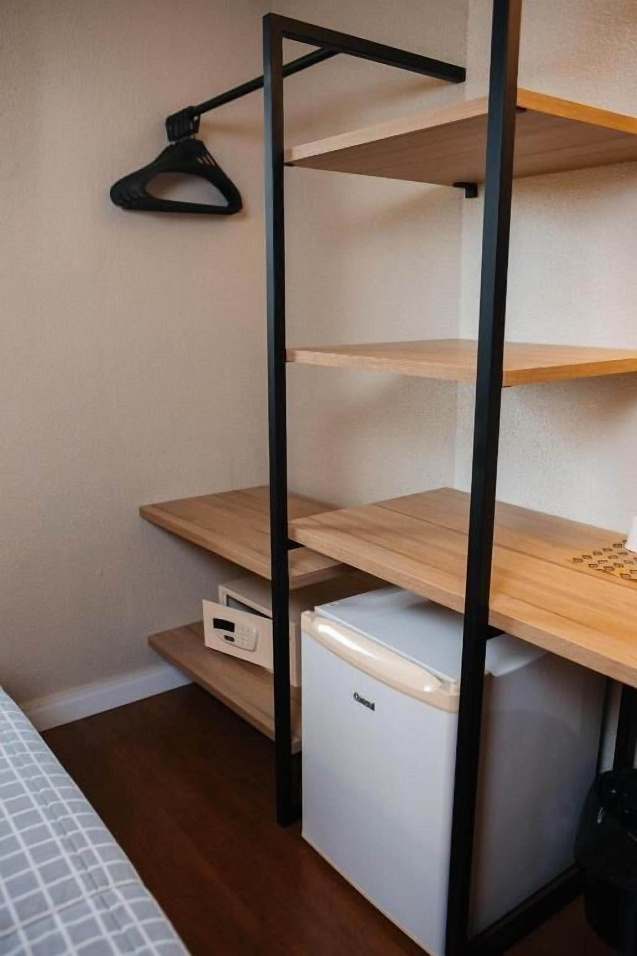 Frigobar, cofres nos quartos, escrivaninha, cortinas blackout