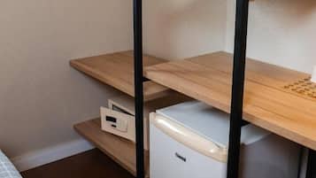 Frigobar, cofres nos quartos, escrivaninha, cortinas blackout