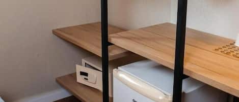 Frigobar, cofres nos quartos, escrivaninha, cortinas blackout