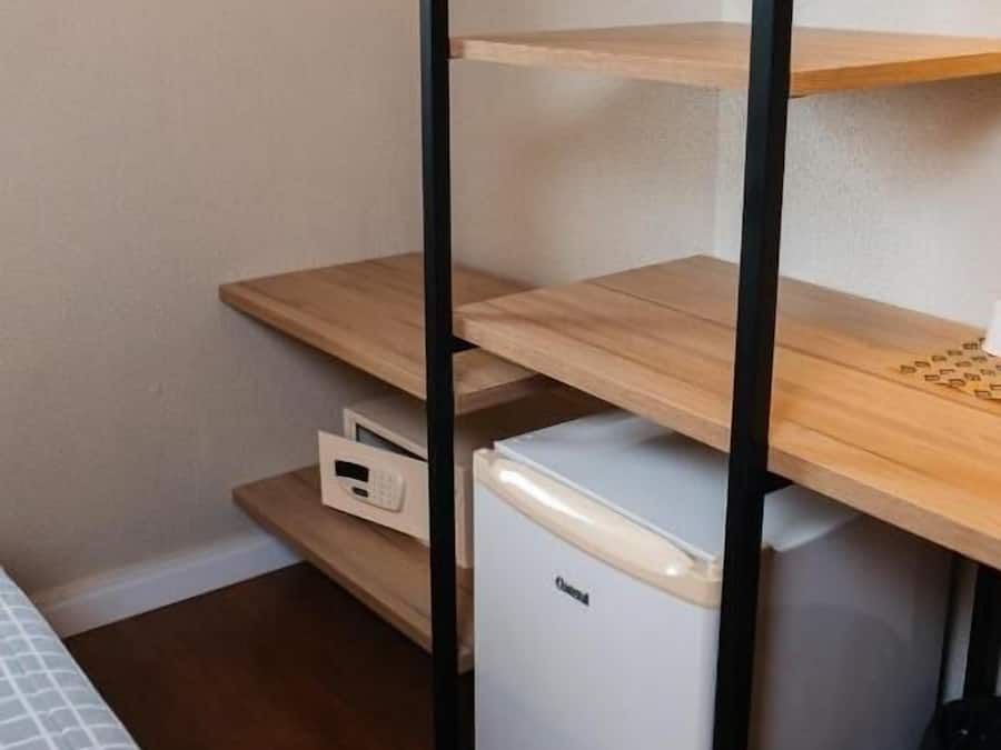 Minibar, cofre no quarto, secretária, cortinas/cortinados opacos