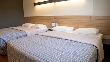 Quarto duplo standard, 2 camas de casal | Frigobar, cofres nos quartos, escrivaninha, cortinas blackout