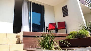Quarto superior, 2 camas de casal, acesso à piscina, vista para a piscina | Terraço/pátio