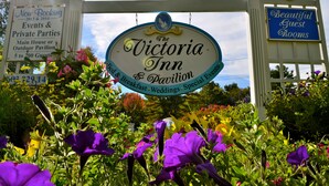 Placa do Victoria Inn & Pavilion com informações sobre eventos e quartos de hóspedes.