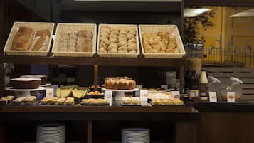 Pequeno-almoço tipo buffet diário mediante uma taxa