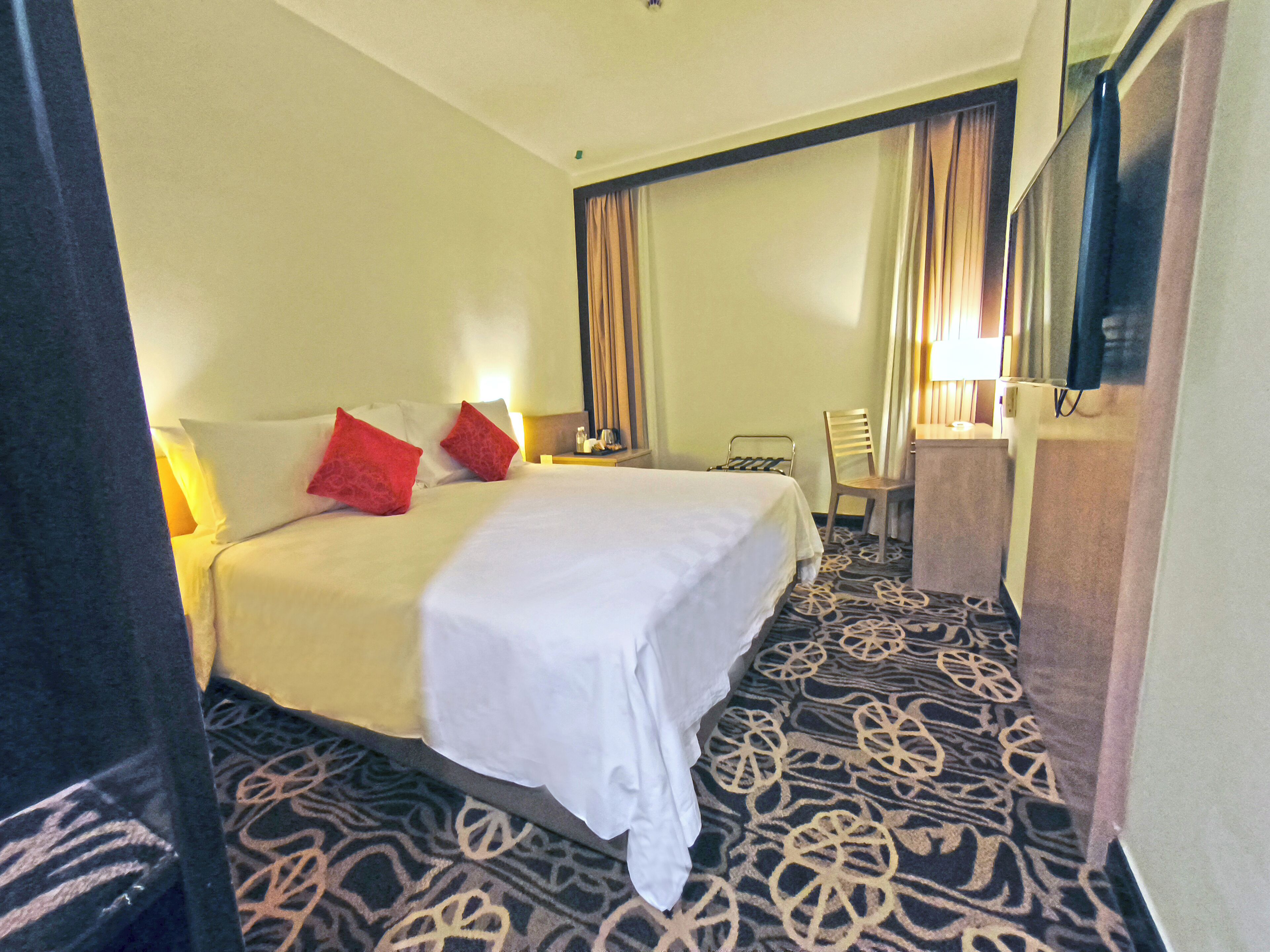 Minibar, cofre no quarto, secretária, ferro/tábua de engomar 