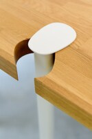 Uma mesa de madeira com um objeto circular branco em cima.