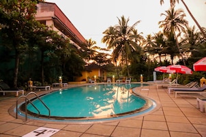 Piscina exterior, espreguiçadeiras
