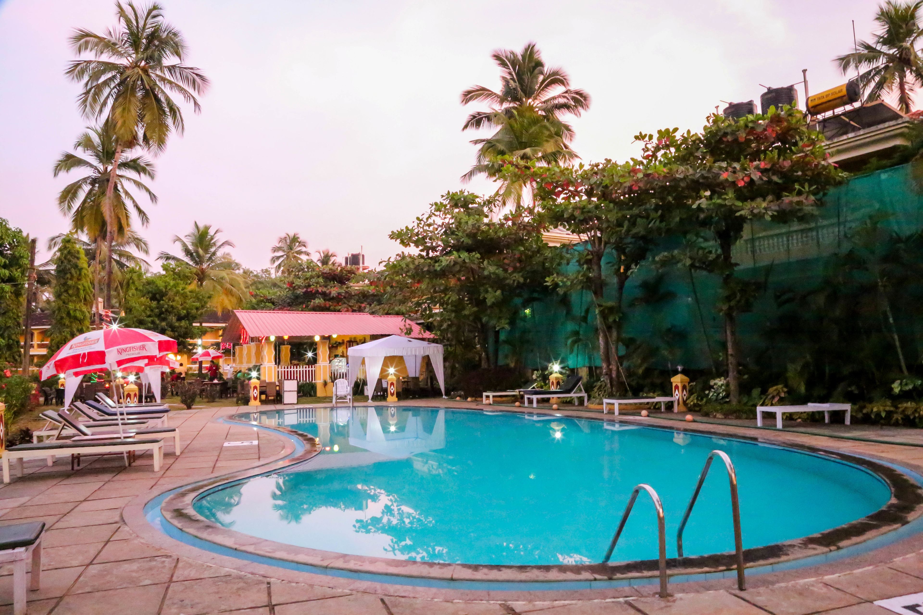 Piscina exterior, espreguiçadeiras 