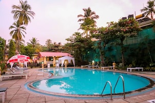 Piscina exterior, espreguiçadeiras