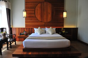 Minibar, cofre no quarto, secretária, cortinas/cortinados opacos