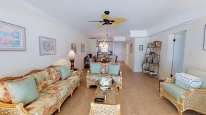 Apartamento em Condomínio Fechado, 2 quartos, vista para o oceano (#7) | Sala de estar | Televisor de ecrã plano de 43 polegadas com canais por cabo, televisor 