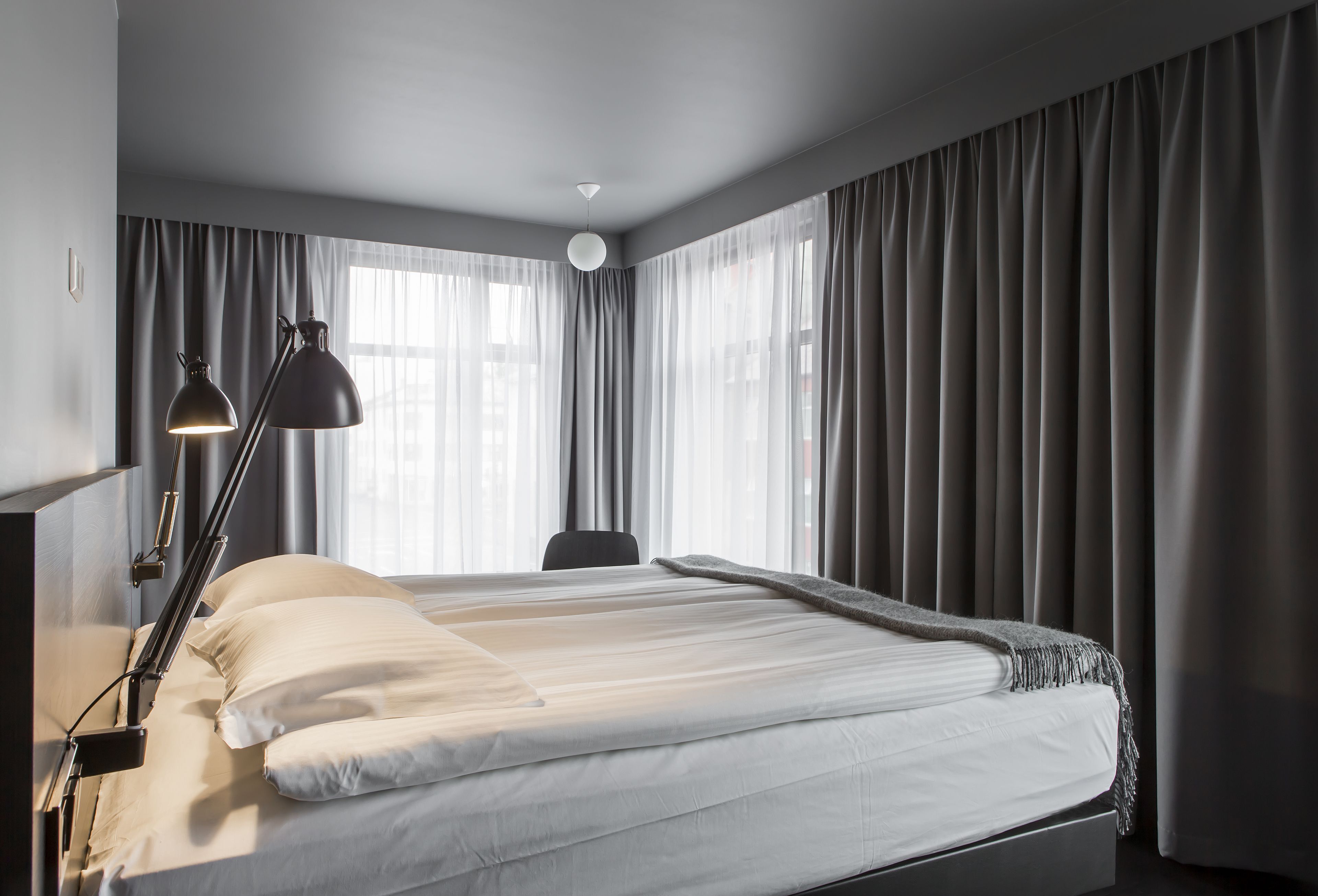 Roupas de cama premium, escrivaninha, cortinas blackout