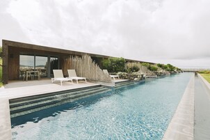 Estúdio luxo, acesso à piscina, vista parcial para o mar | 1 quarto, camas com colchões de espuma com sistema de memória, frigobar