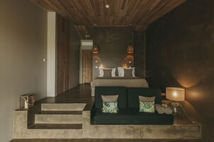 Estúdio luxo, acesso à piscina, vista parcial para o mar | 1 quarto, camas com colchões de espuma com sistema de memória, frigobar