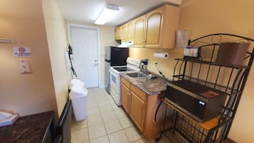 Apartamento, 2 quartos | Cozinha privada | Um frigorífico, um micro-ondas, uma cafeteira/bule