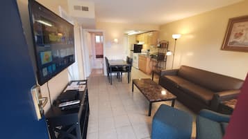 Apartamento, 2 quartos | Sala de estar | Televisor LED de 32 polegadas com canais por cabo, televisor