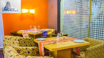 Pequenos-almoços, almoços, jantares servidos, junto à piscina