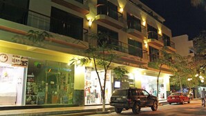 Fachada do alojamento (tarde/noite)