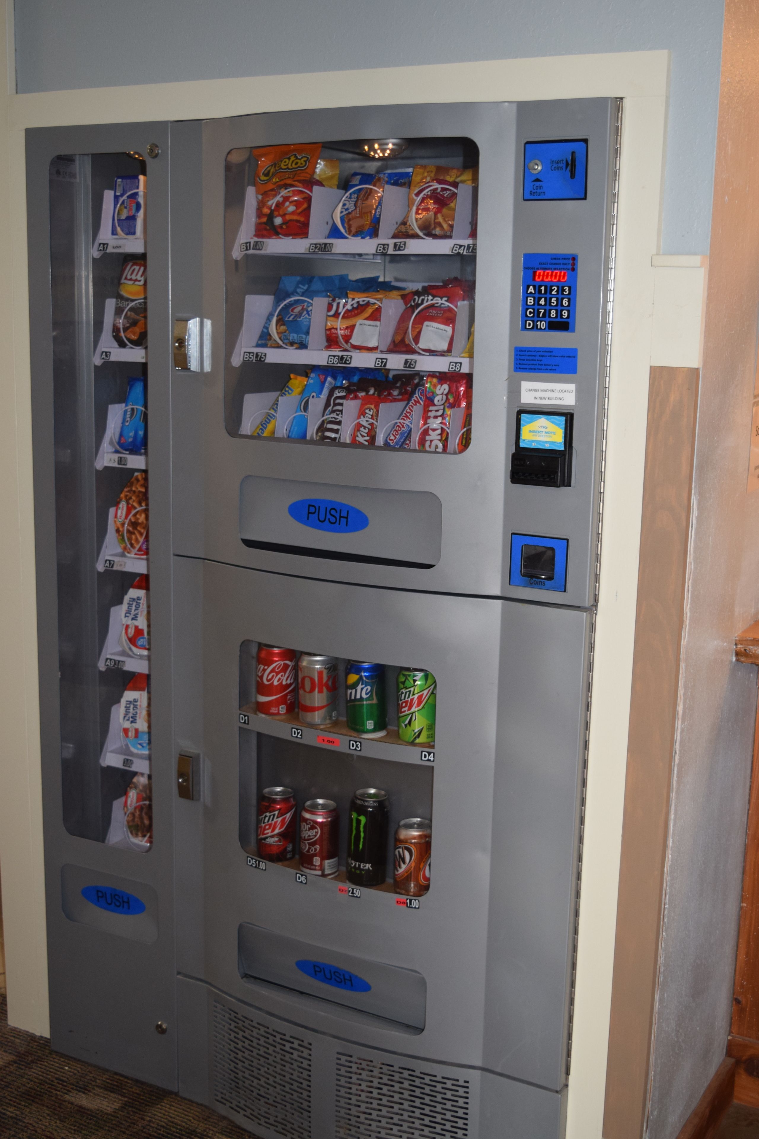Máquina automática com lanches, salgadinhos e bebidas.