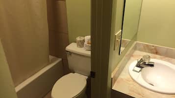 Quarto casal, 2 camas de casal, para não fumantes | Banheiro | Produtos de toalete grátis, secador de cabelo (mediante solicitação)