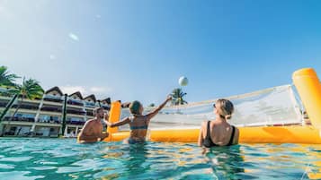 Piscina interior, 3 piscinas exteriores, guarda-sóis, espreguiçadeiras