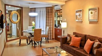 Suite Premier | Sala de estar | Televisor de ecrã plano de 32 polegadas com canais por cabo, televisor