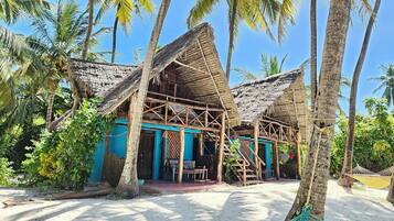 Com decoração personalizada, com mobília individualizada