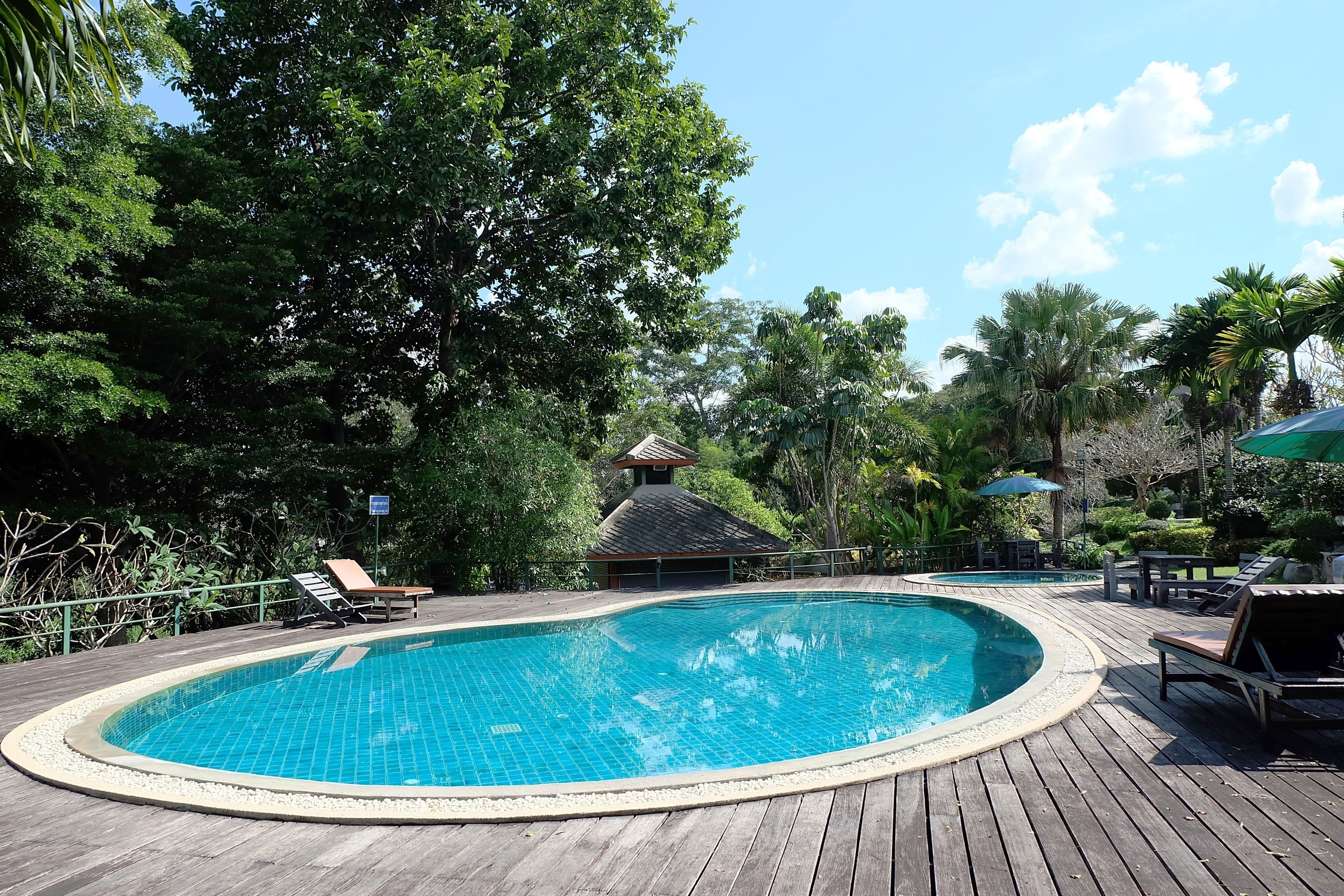 Piscina exterior, espreguiçadeiras 