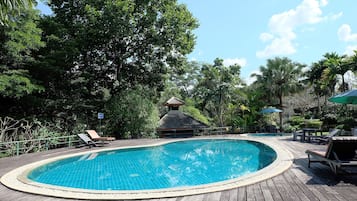 Piscina exterior, espreguiçadeiras