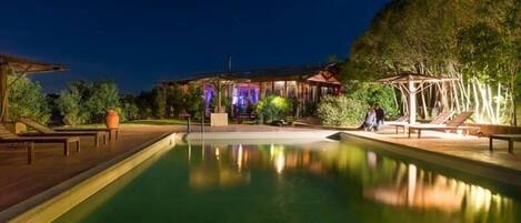 Piscina exterior sazonal, da(s) 9:00 à(s) 19:00, espreguiçadeiras