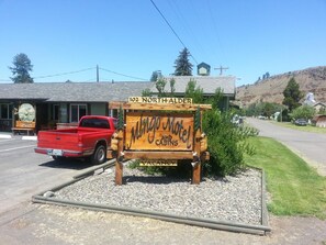 Placa de madeira para o Mingo Motel, com design rústico, localizada na 102 North Alder.