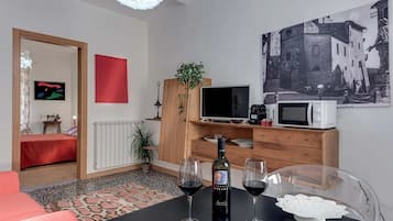 Quarto Clássico | Sala de estar | Televisor de ecrã plano de 32 polegadas com canais digitais, televisor