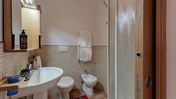 Quarto Deluxe | Casa de banho | Artigos de higiene pessoal grátis, um secador de cabelo, um bidé