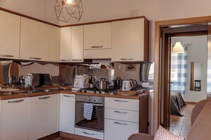 Quarto Deluxe | Cozinha privada | Uma cafeteira/bule 