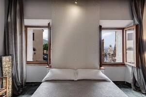 Quarto Duplo Superior | Roupa de alta qualidade, edredões de penas, minibar, Wi-fi grátis 
