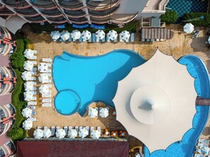 Piscina externa, guarda-sóis, espreguiçadeiras